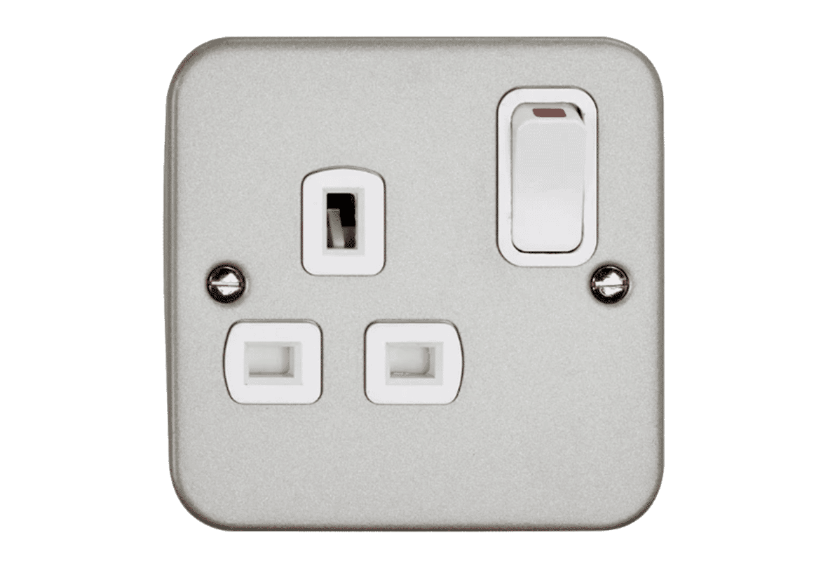 Deta Vimark Metalclad Single Gang Switched Surface Mount UK 3-pin ...